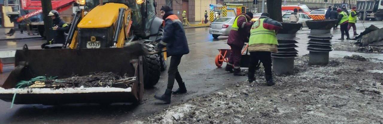 300 комунальників і нічні роботи: центр Харкова досі оговтується після обстрілу. Читайте на UKR.NET